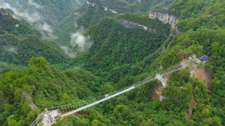 Skywalk made of glass opens in Guizhou's Yuntaishan - China Plus
