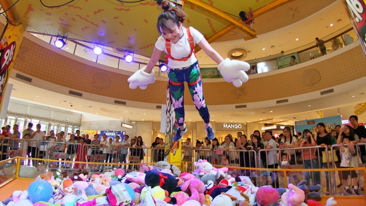 Do you want to try the human claw machine in east China? - China Plus