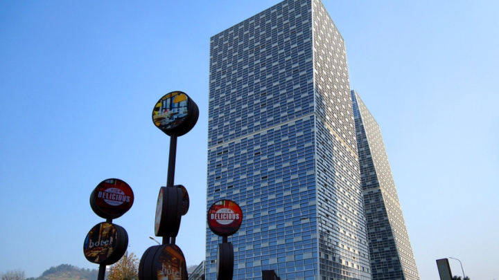 The hundred meter tall leaning buildings in Chongqing - China Plus