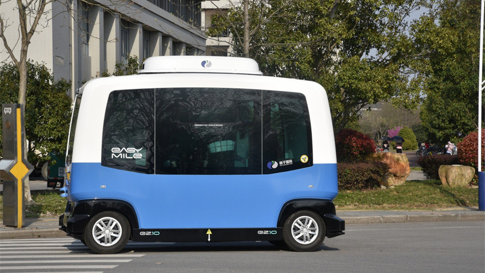 无人驾驶迷你巴士东大校园开跑 Driverless minibus available at university in Nanjing ...