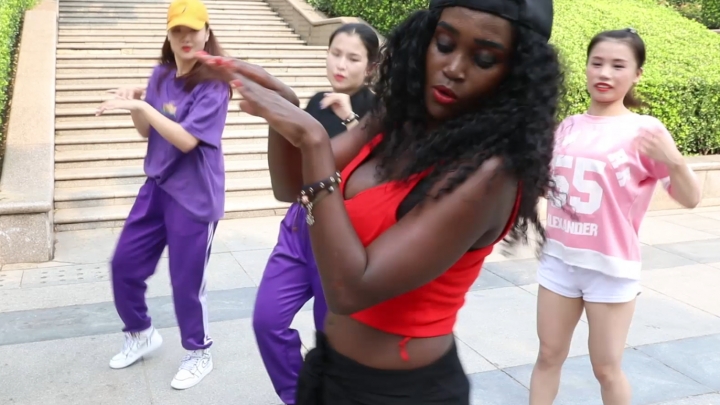 Pro-Chinese dancers giving Afro-dance a go - China Plus