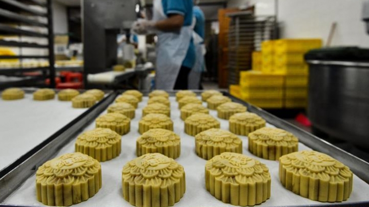 Bakery prepares mooncakes for Mid-Autumn Festival in Kuala Lumpur ...