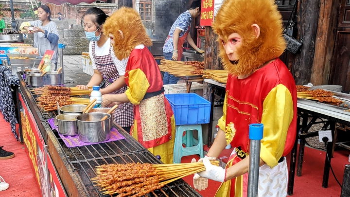Monkey Kings barbecue in Chongqing - China Plus