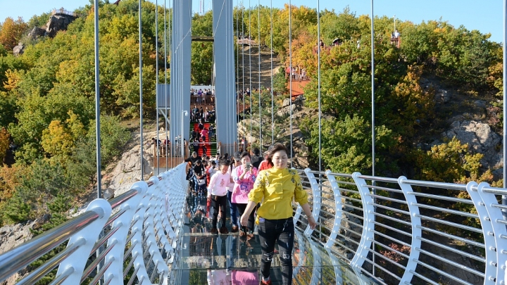 Glass bridge in Jilin gives visitors a good view – and a good scare ...