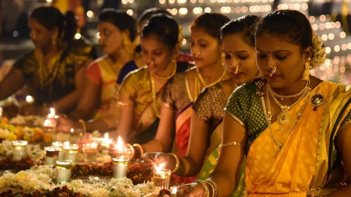 People light lamps to celebrate Deva-Diwali Festival - China Plus