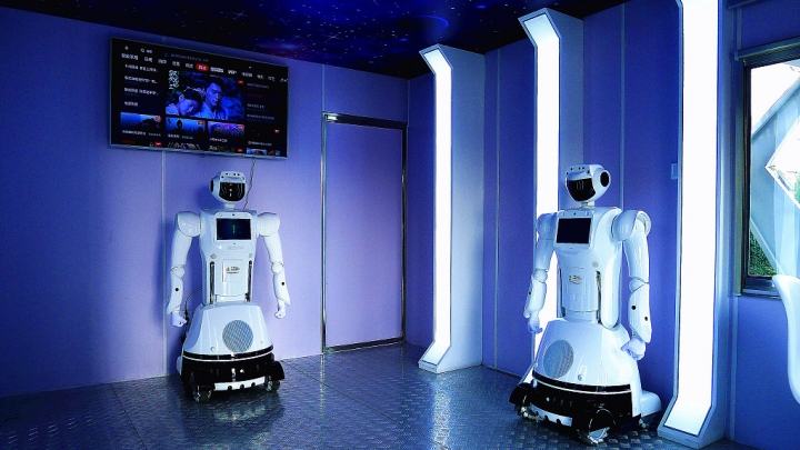 Intelligent robot is drafted into service at Beijing police station ...