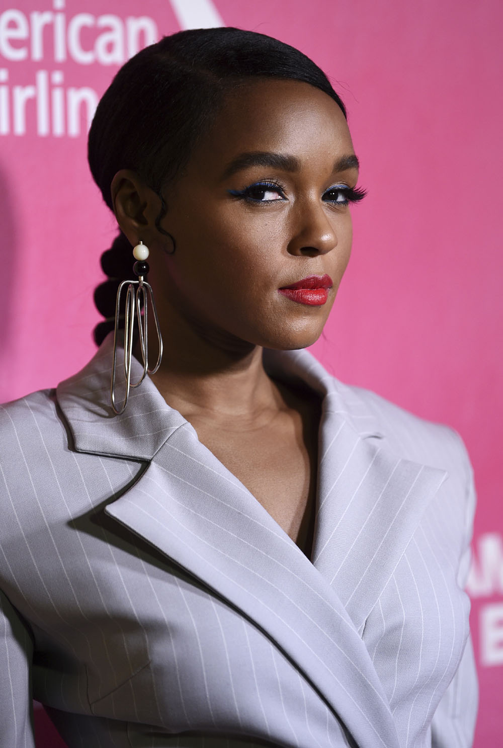 Female singers walk Billboard Women pink carpet - China Plus