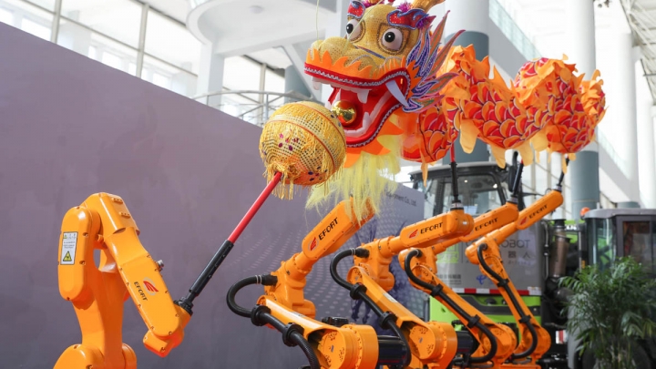 Robots perform a traditional dragon dance in Anhui - China Plus