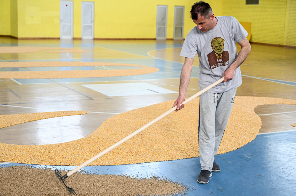 Kosovo artist aims for Guiness World Record with giant Trump mosaic ...