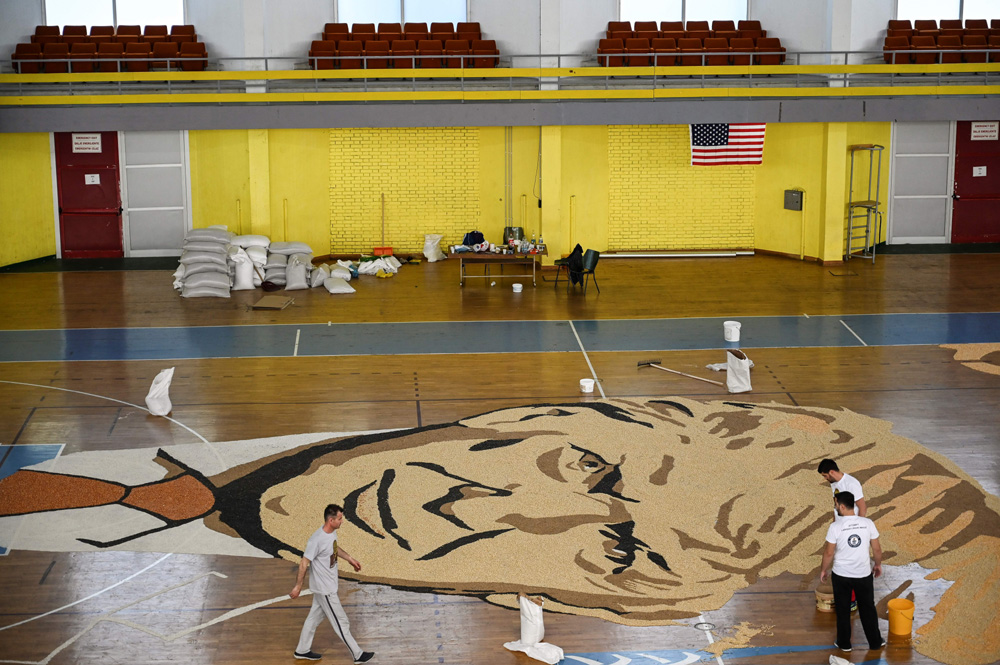 Kosovo artist aims for Guiness World Record with giant Trump mosaic ...