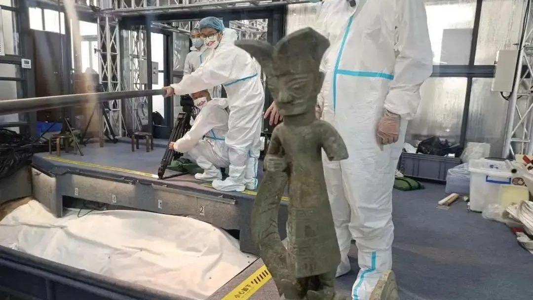 Китайски археолози откриха мащабна бронзова статуя на митичен звяр