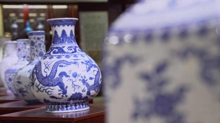 Krásný modrobílý porcelán.