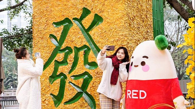 Chengdu, presente un modello Mahjong di 3m fatto di foglie cadute