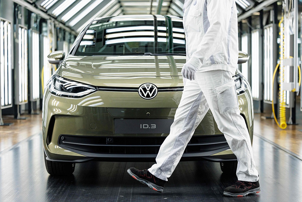 “Volkswagen” zotohet të dyfishojë automjetet elektrike në Kinë