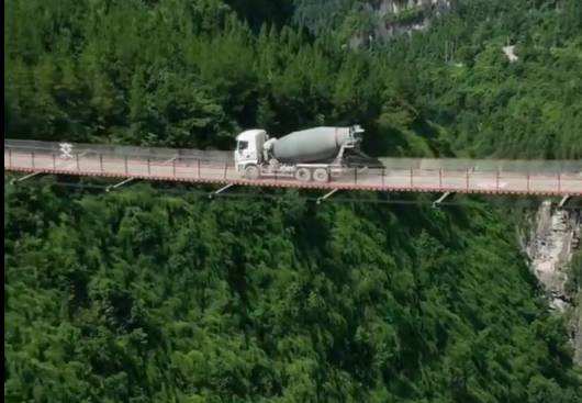 Pod suspendat la 300 de metri