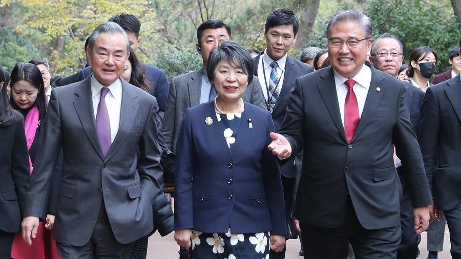 Срещата на външните министри на Китай Япония и Южна Корея изпраща положителни сигнали за