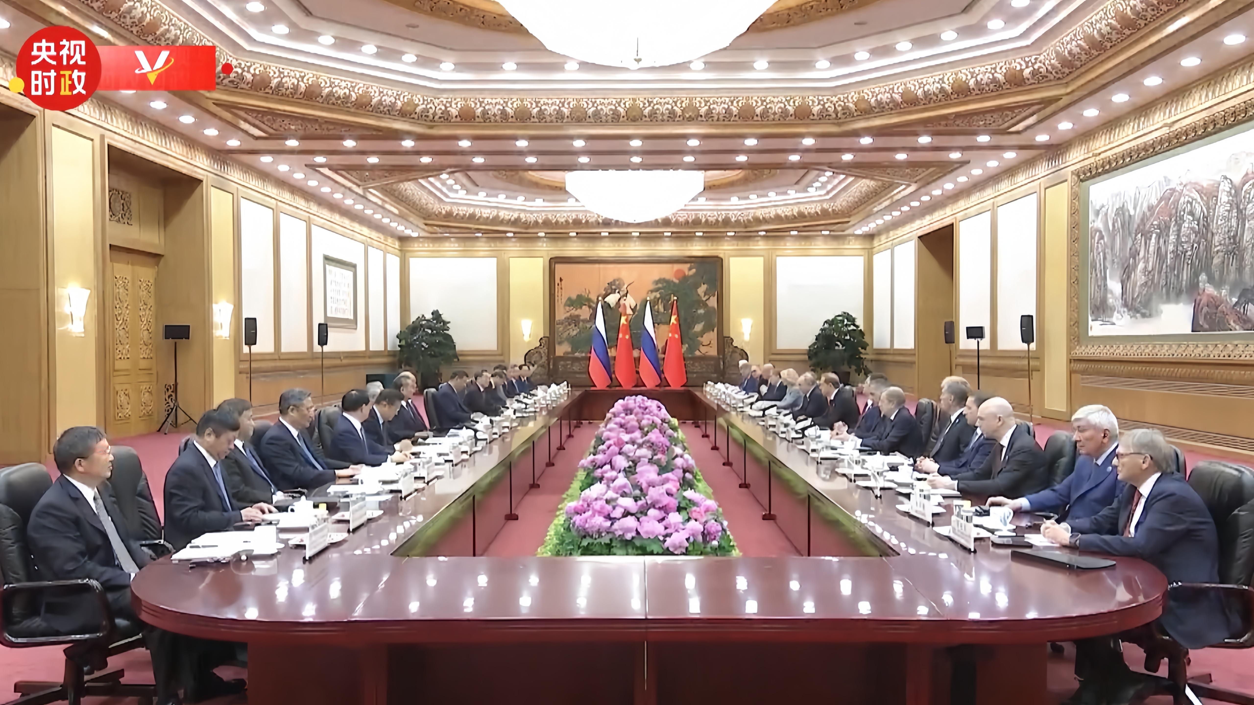 Си Дзинпин се срещна с Владимир Путин