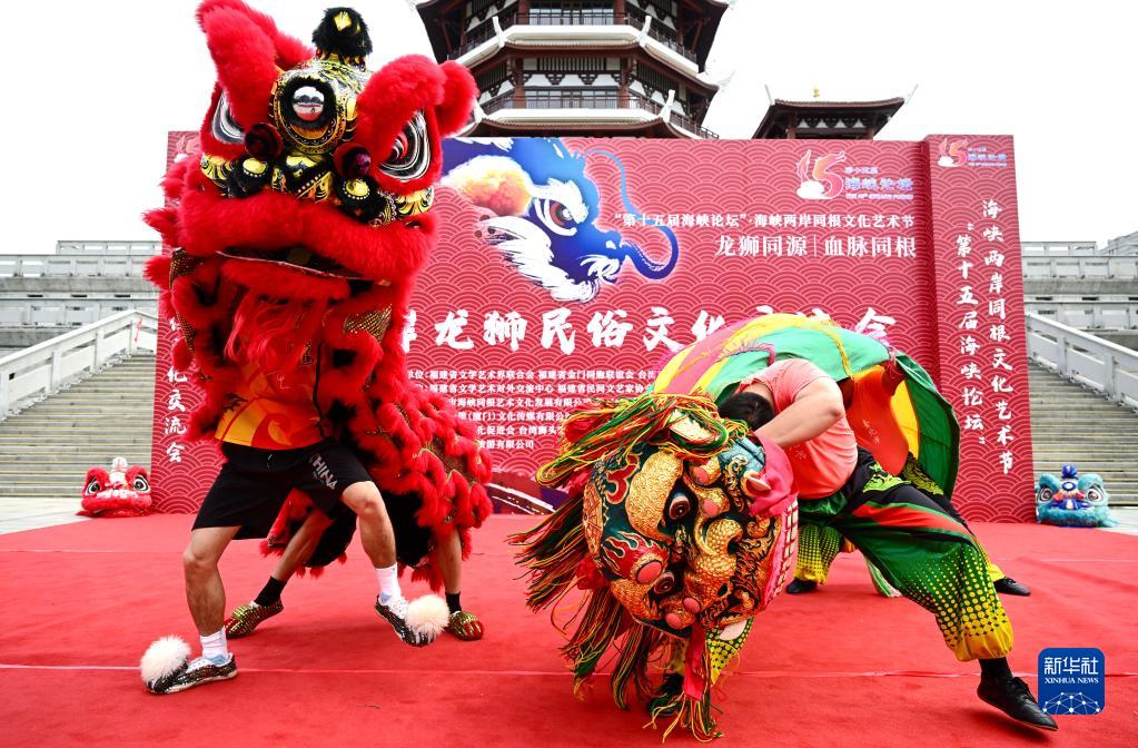 Aksi Bersama Penari Naga dan Singa Selat Taiwan